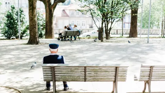3 Signs That an Older Person Feels Lonely | 2026